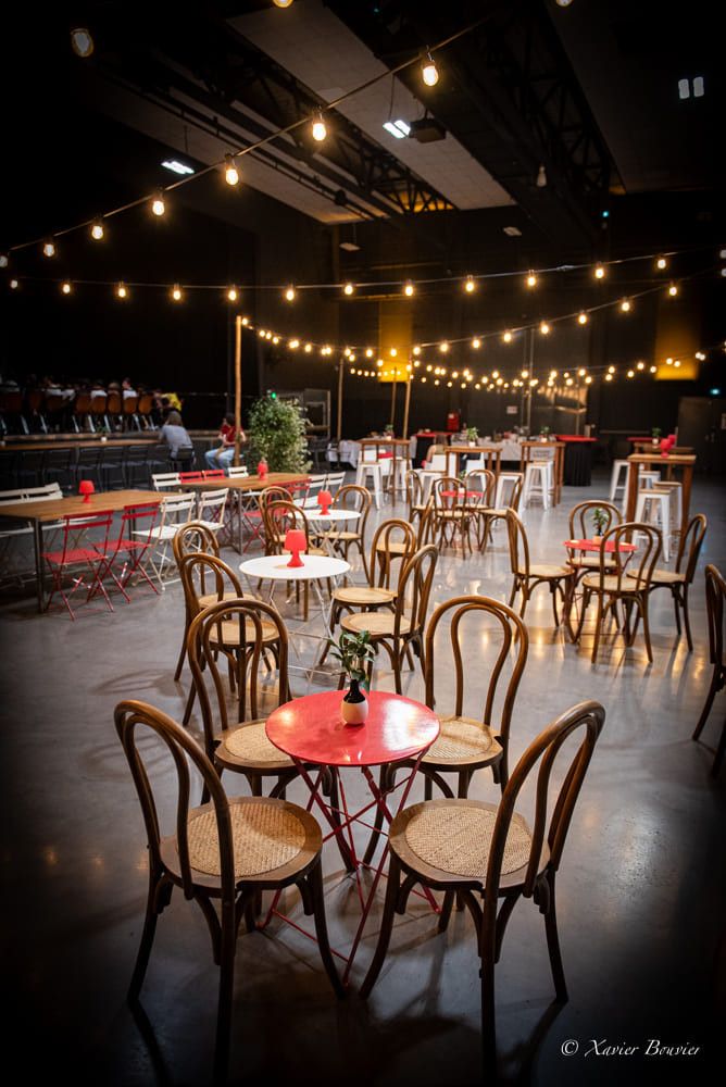 Location de chaise en bois pour vos réceptions de mariage en Provence